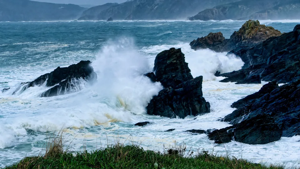 Europa išgyveno tikrą katastrofą: šokiruojančios bangos ir vėjas kėlė ...