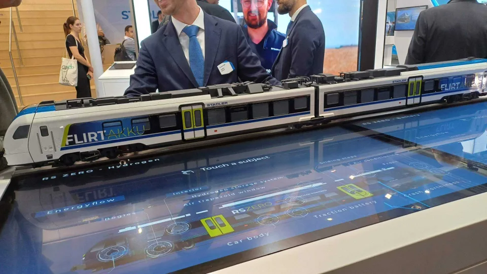 Skraidantys automobiliai, bateriniai ir magnetinės levitacijos ...